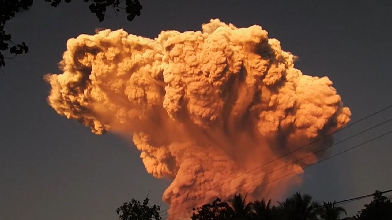 Eruzione in Indonesia del vulcano Lewotobi: decine di voli cancellati ...